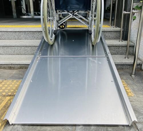 휠체어 경사로, 국산 접이식 휠체어경사로